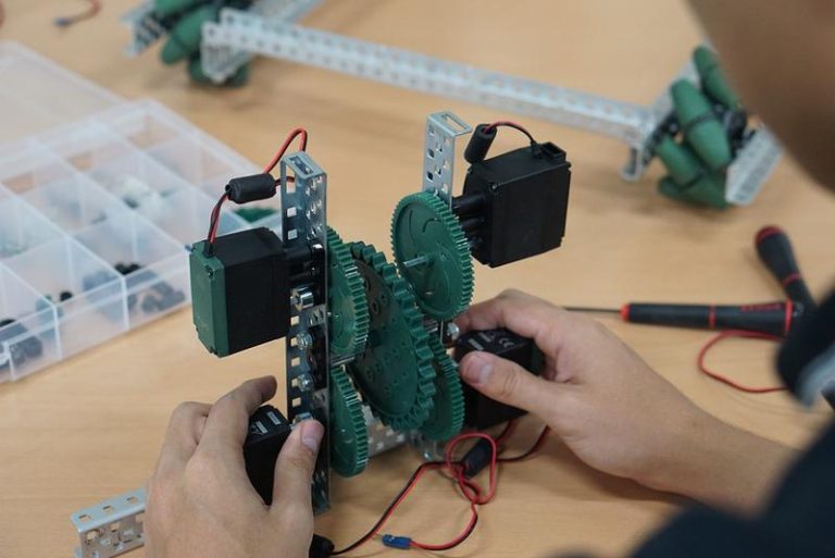 Daily labourer makes Maa Robot for his divyang child | Fusion – WeRIndia